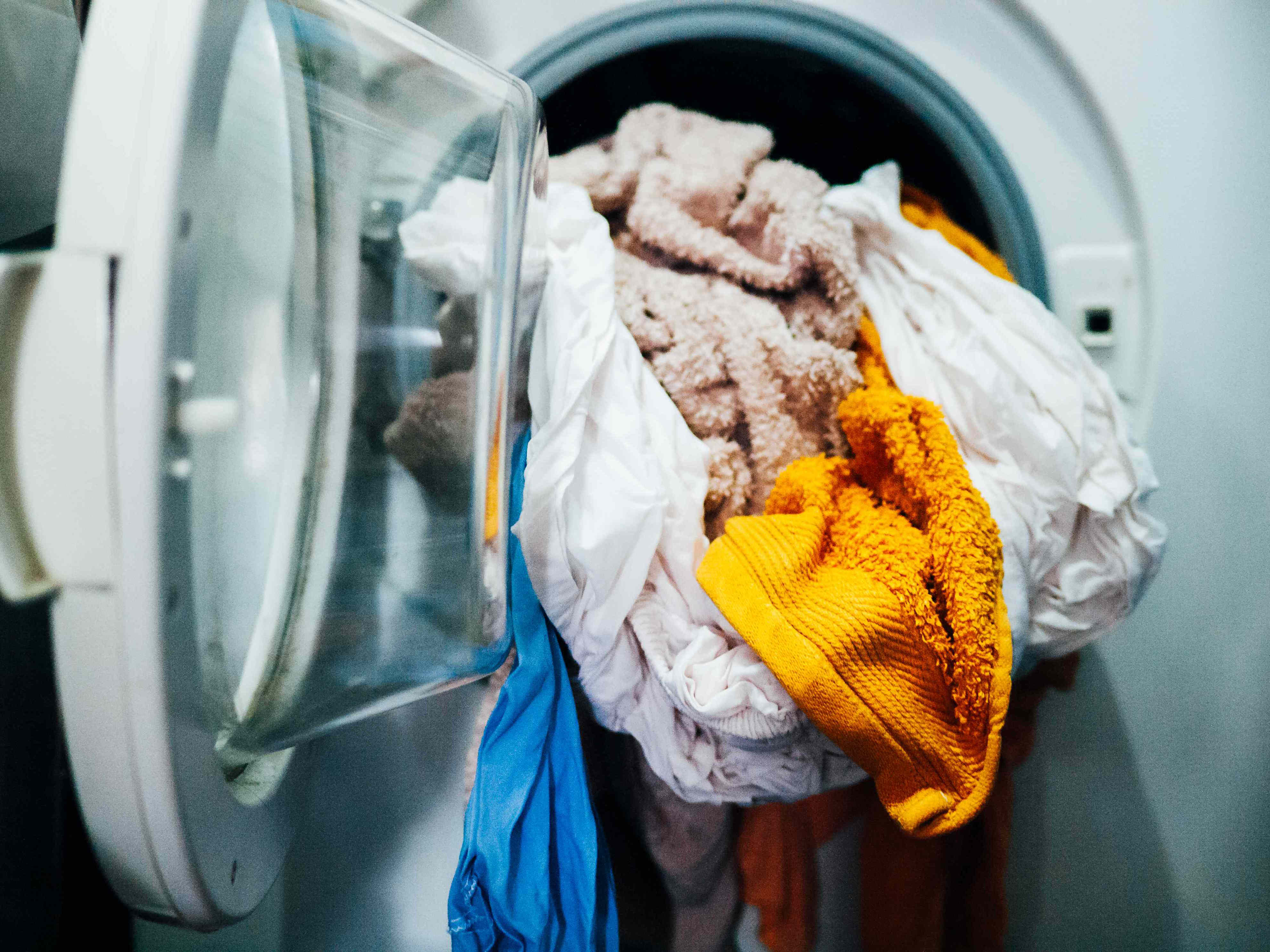 Does shaking out your laundry before you put it in the dryer actually ...