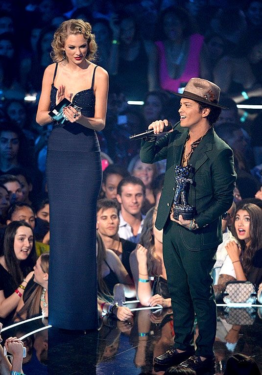 Pics Where Being Tall Isn't All It's Cracked Up To Be