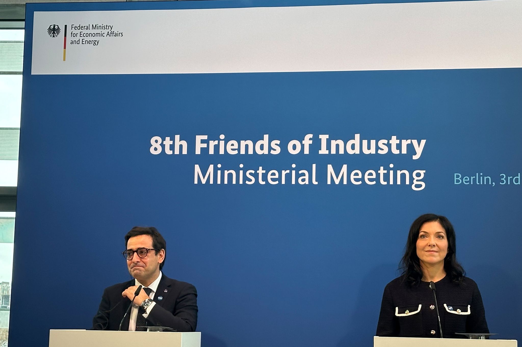 Entlastung: Reiche kündigt Industriestrompreis ab 2026 an