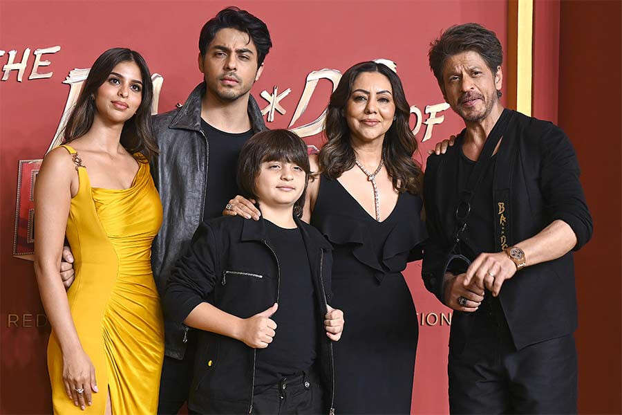 Shah Rukh Khan Talks About Giving Advice to His Kids Suhana and Aryan