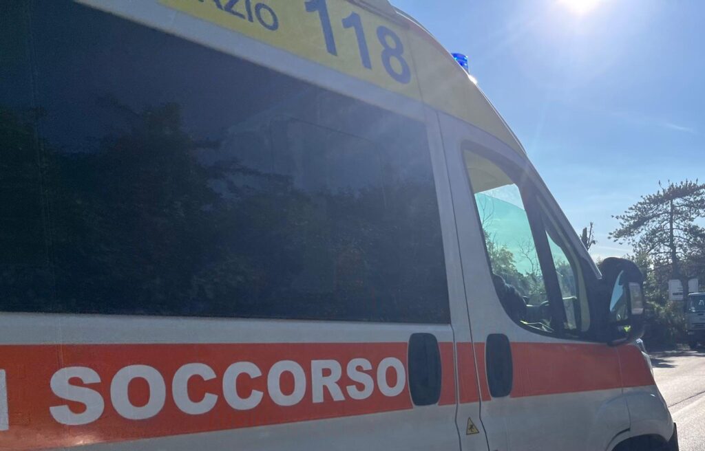 Scontro tra due auto e una moto all’Eur: motociclista ferito e ...