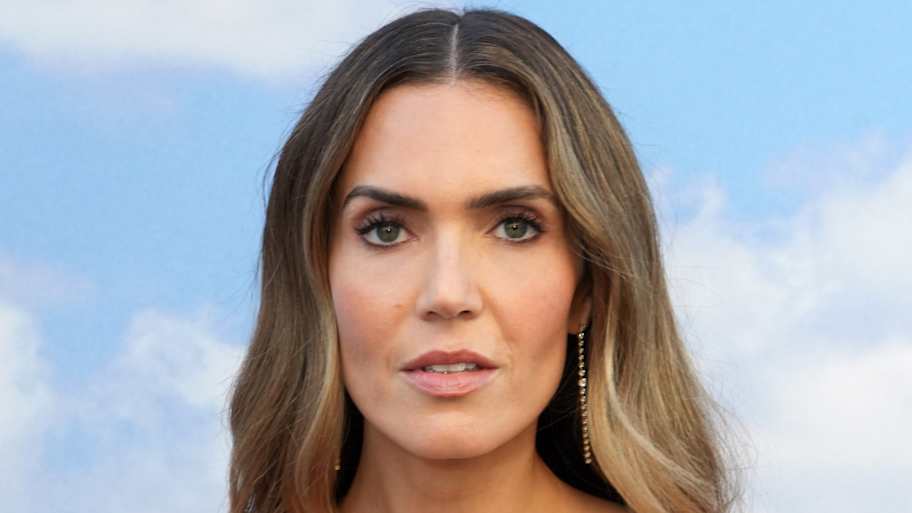 Mandy Moore’s Scarlet Manicure Serves As the Ultimate Holiday Nail ...