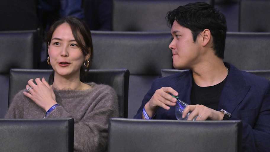 Shohei Ohtani disses wife Mamiko during Dodgers' World Series parade in ...
