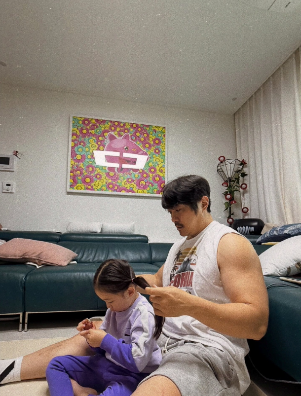 KCM, ‘딸바보 근육아빠’의 하루…둘째 머리 묶어주며 셋째 기다린다