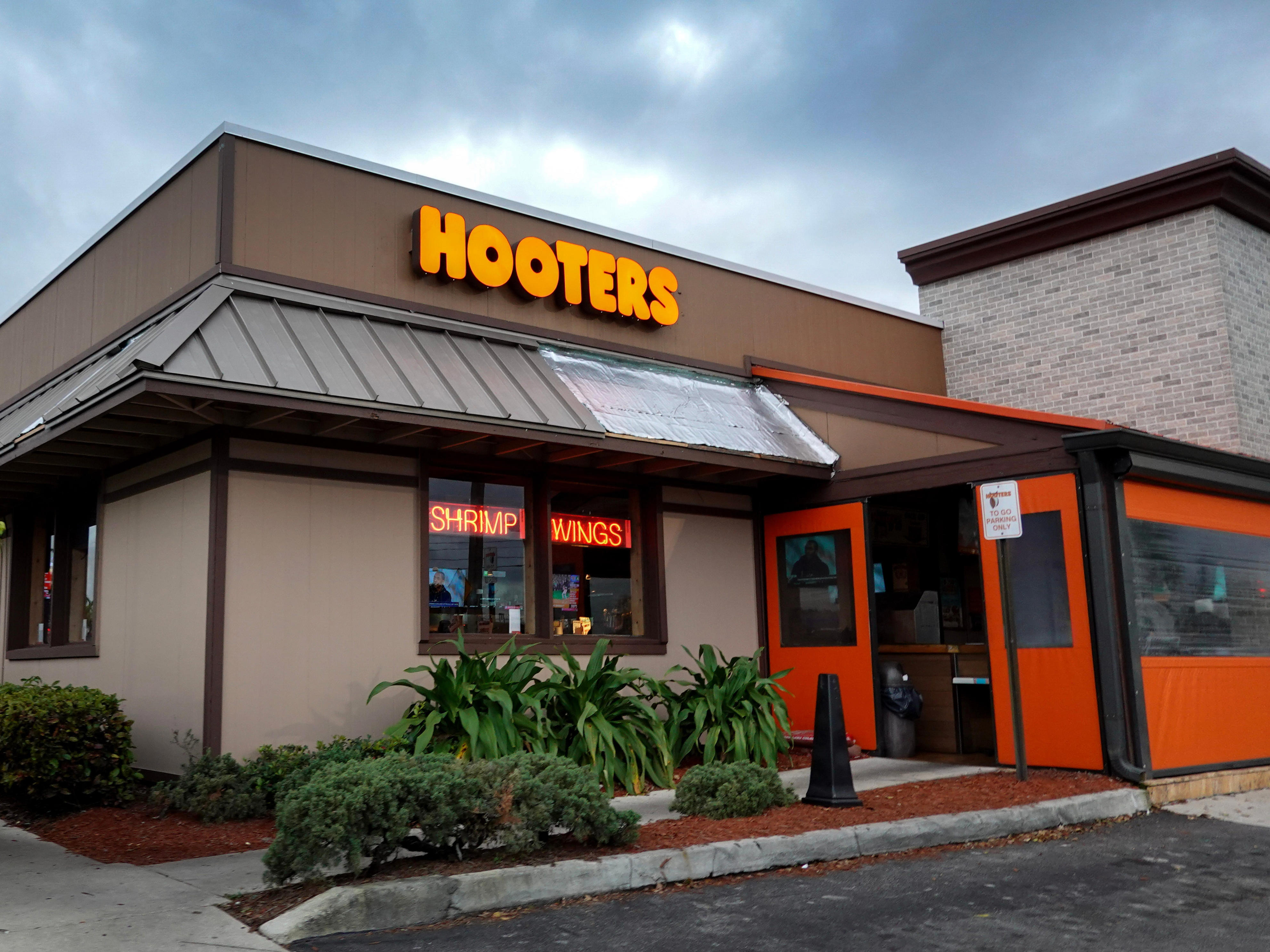 Hooters is getting a 're-Hooterization' as its founders retake control ...