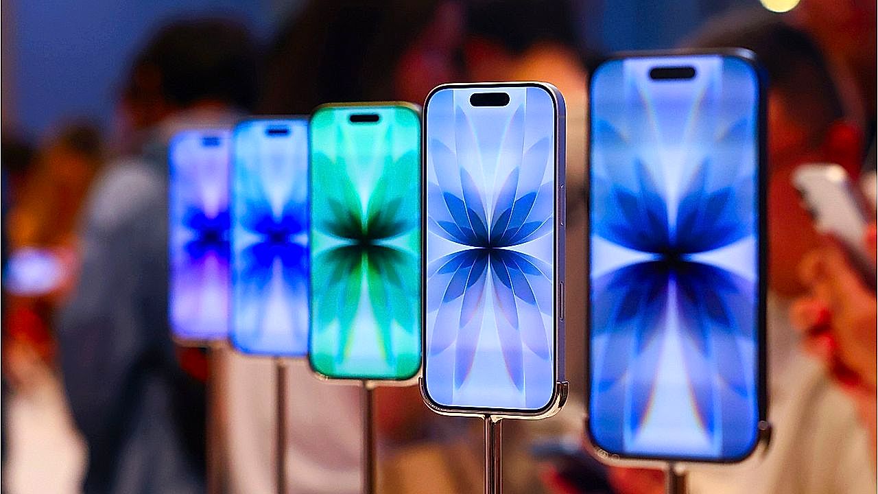 Despite tariffs and delays, Apple forecasts record sales for the new iPhone