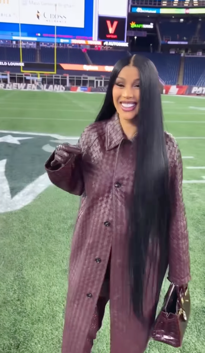 Pregnant Cardi B wears head-to-toe Bottega leather to cheer on ...