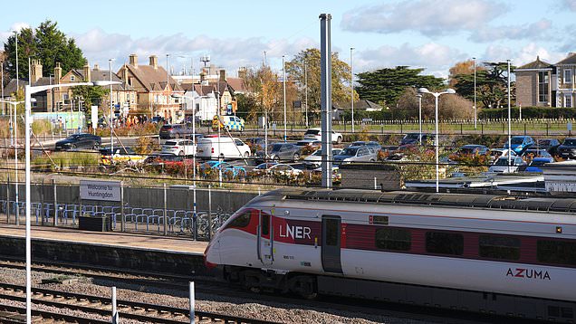 Mass stabbing LNER train seen leaving Huntingdon station following ...