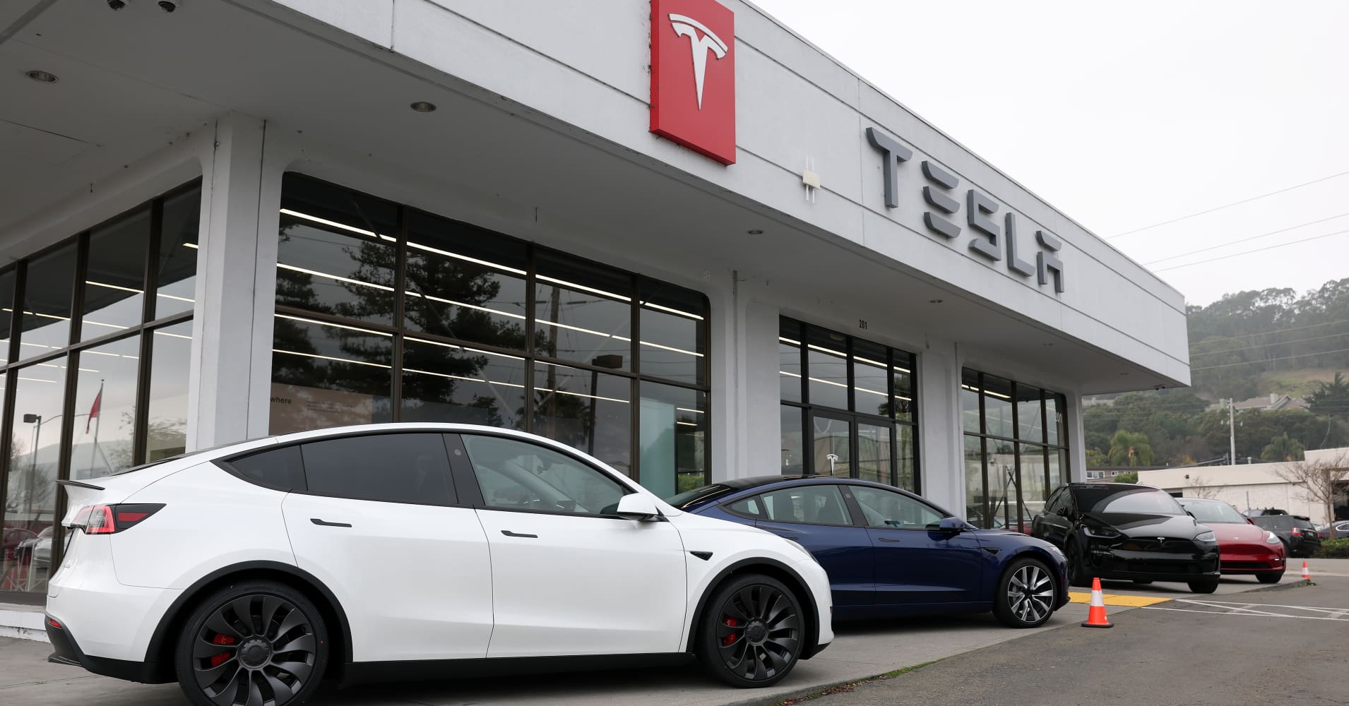 Tesla faces widening federal probe into door handle safety issues