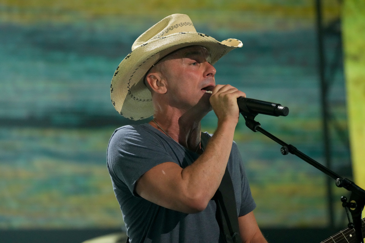 Country Icon Kenny Chesney Gives Surprise Performance During Live Event ...