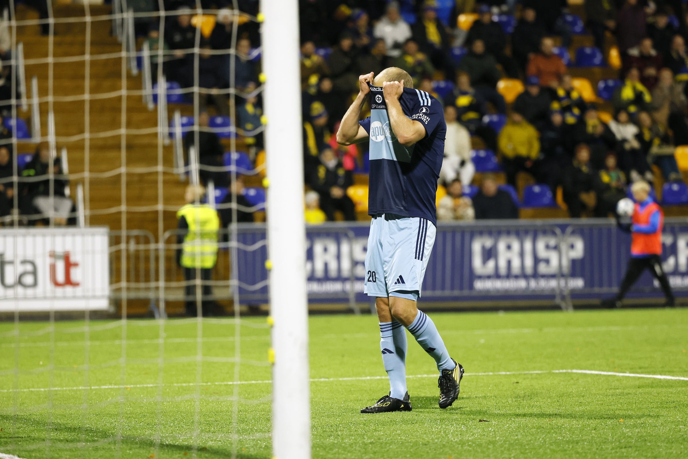 HJK:n fanit kävivät Oulunkylässä – jälki surullista