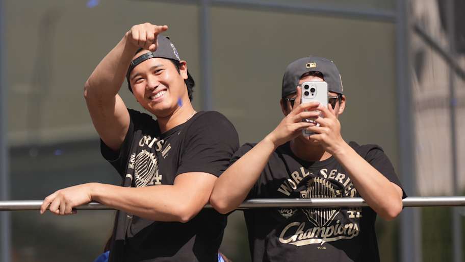 Shohei Ohtani disses wife Mamiko during Dodgers' World Series parade in ...