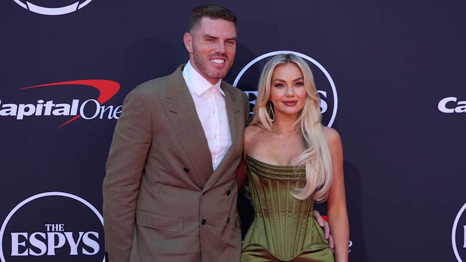 Freddie Freeman’s wife Chelsea turns heads in Dodgers top at World ...