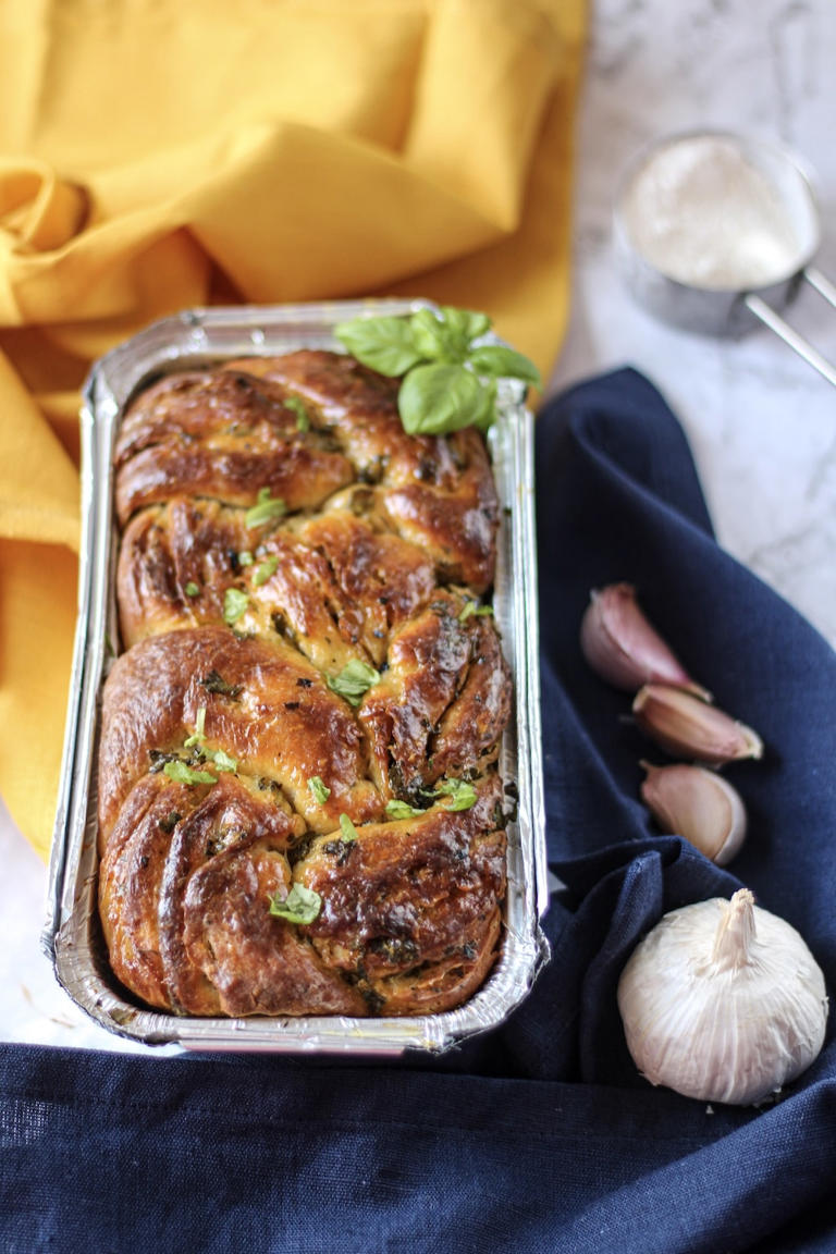 Quick and Easy Homemade Swirl Garlic Bread Recipe