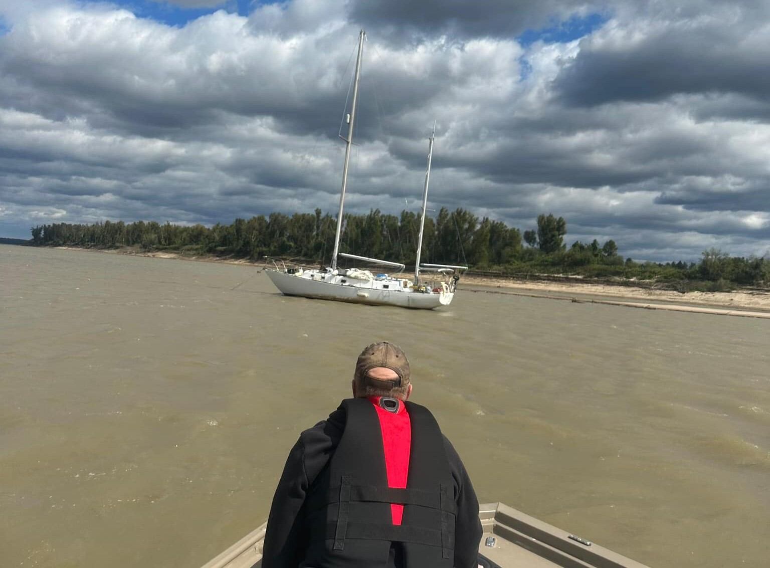 Man stranded on boat without drinking water assisted by Adams Co ...