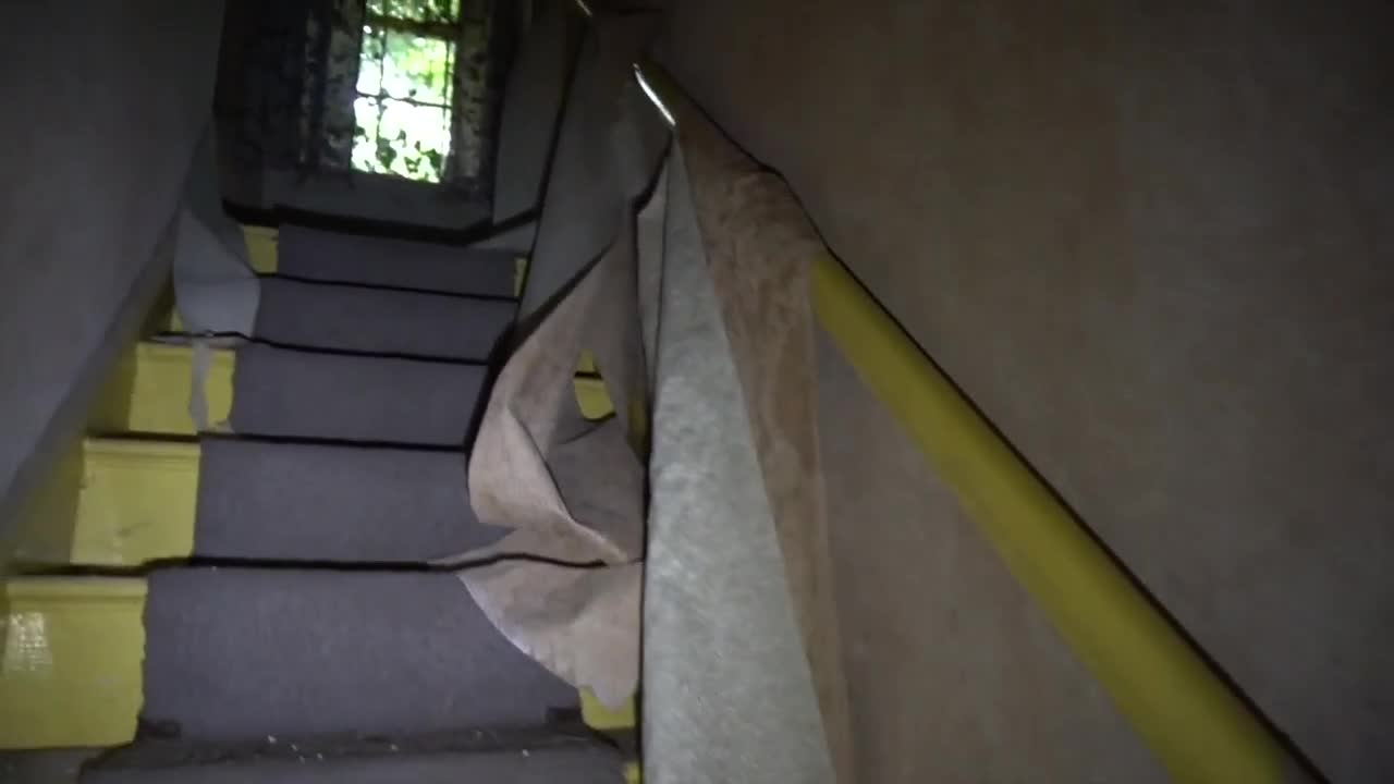 Abandoned house forgotten since the 80s - what happened here?