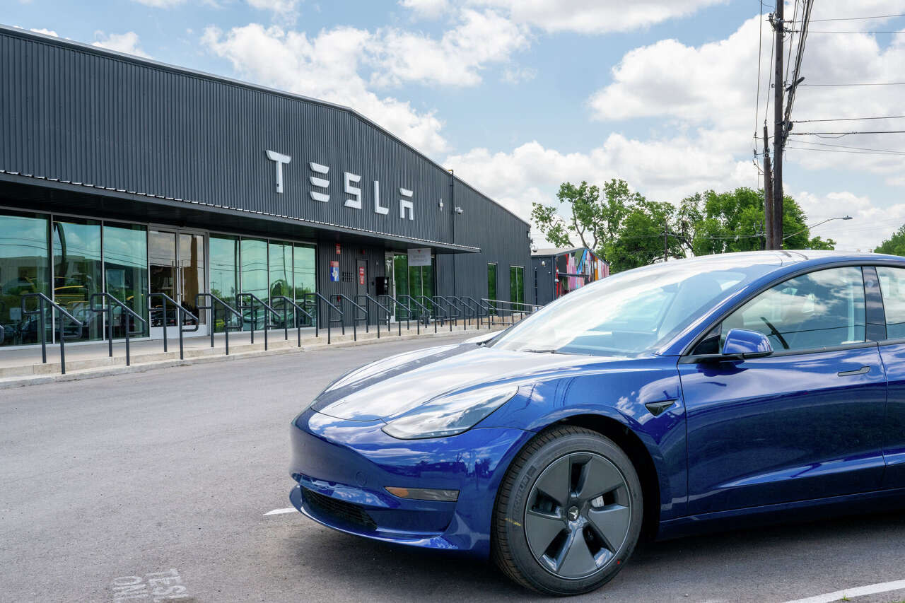 Tesla keeps getting reported for defect that locks passengers in cars