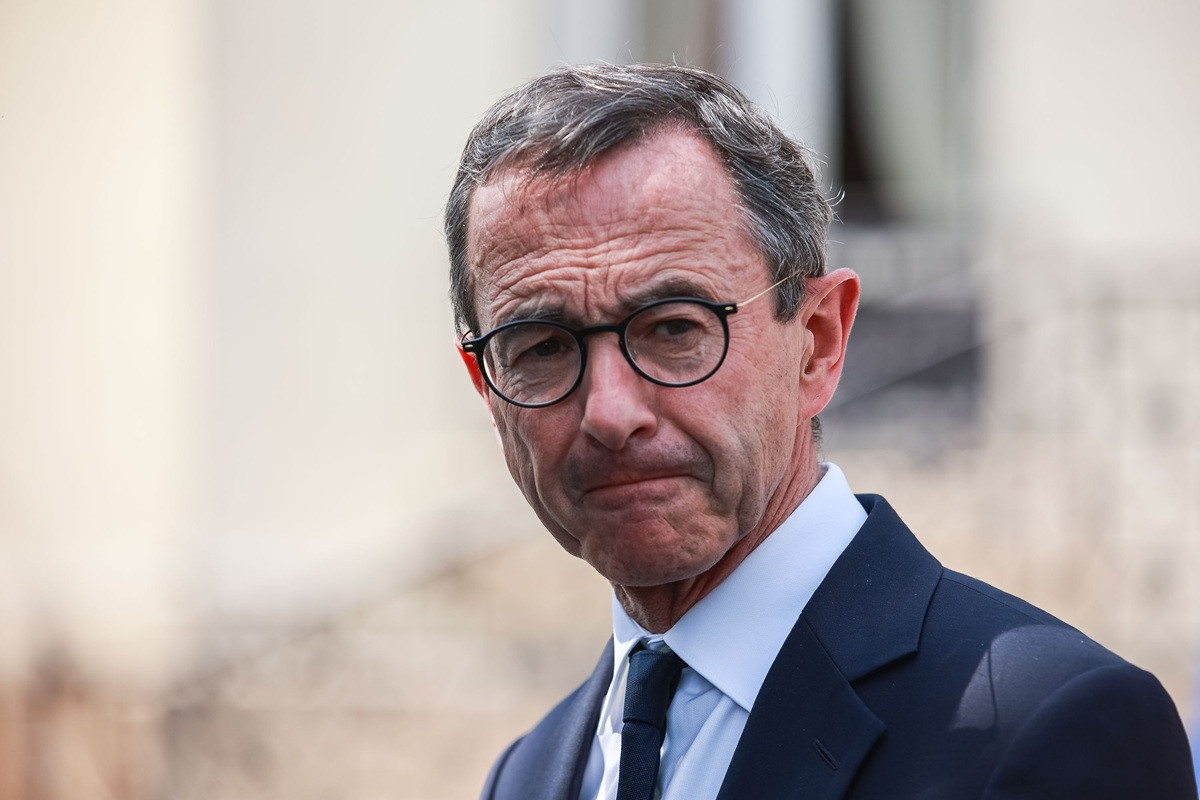 « Deux, c’est la deux » : Bruno Retailleau surpris à la télévision en train de tricher