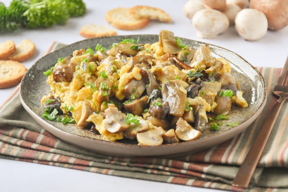 Revuelto de setas y huevo jugoso: receta, trucos y variantes