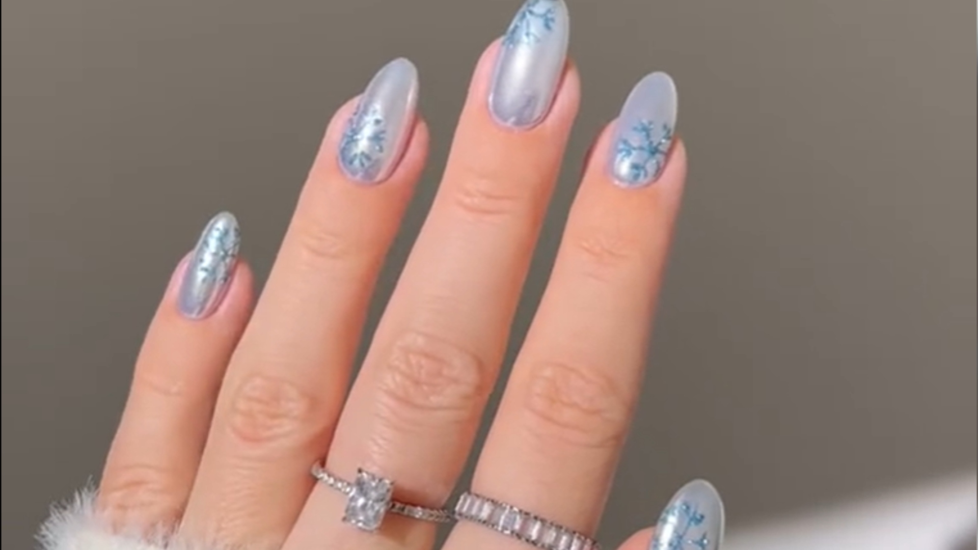 "Frosted" nails: the new chic trend of the season