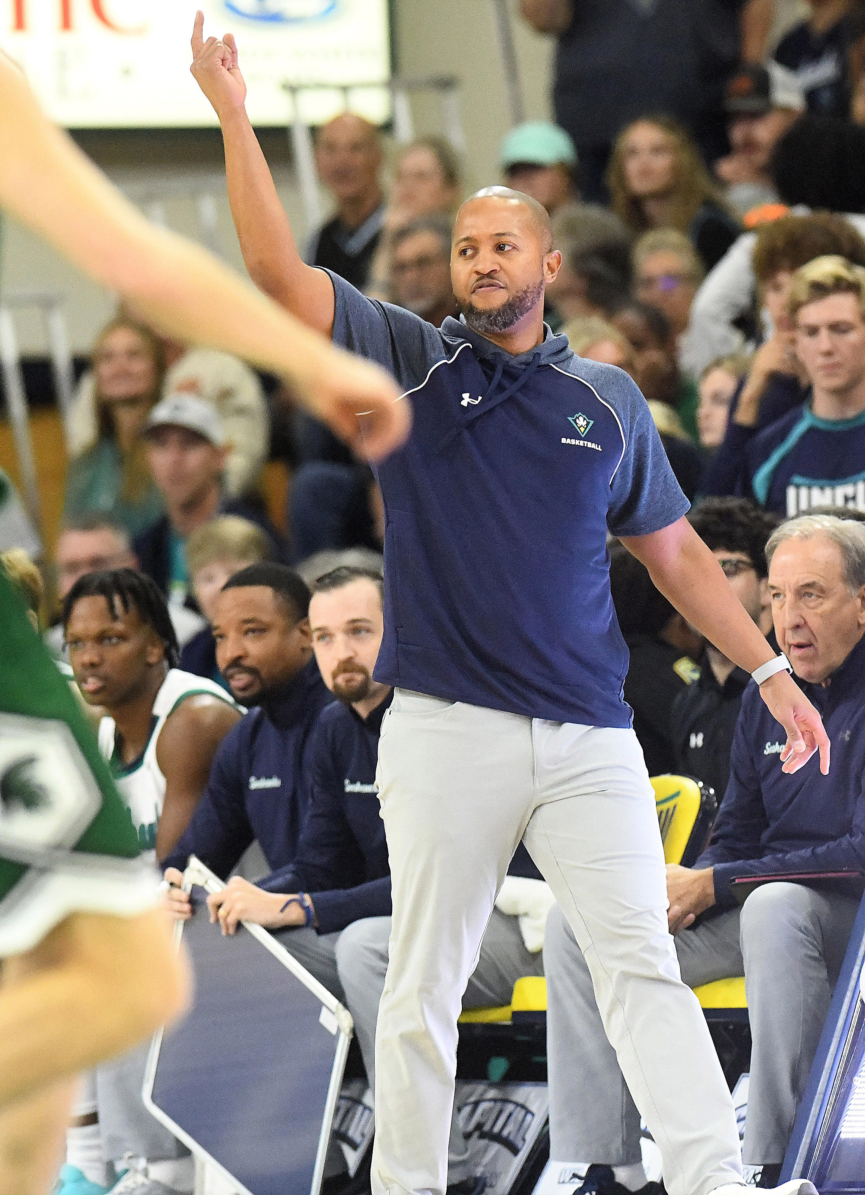 UNCW basketball again extends head coach Takayo Siddle's contract