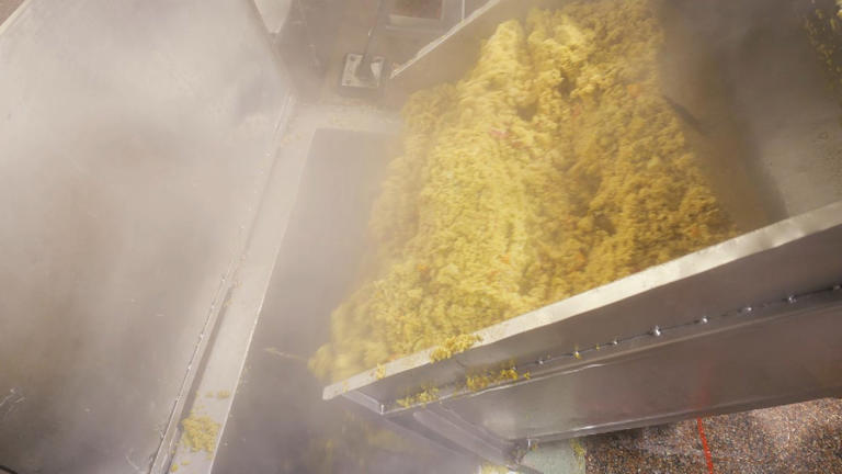 Byliśmy w kuchni, która karmi dwa miliony dzieci dziennie. Tak wygląda ...