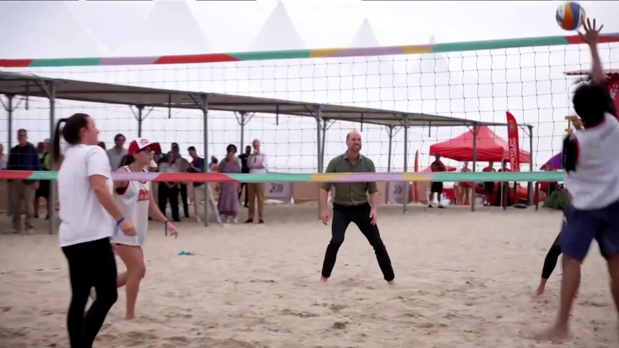 Il principe William non si tira indietro e gioca a beach volley sulla ...