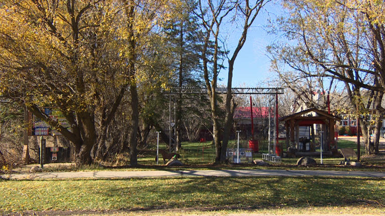 Un habitant de Sainte-Geneviève retire ses pantins pendus après une ...