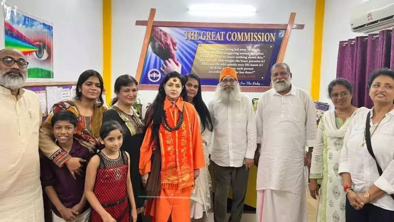 Mamta Kulkarni breaks years of quiet: Actor-turned sanyasi visits ...