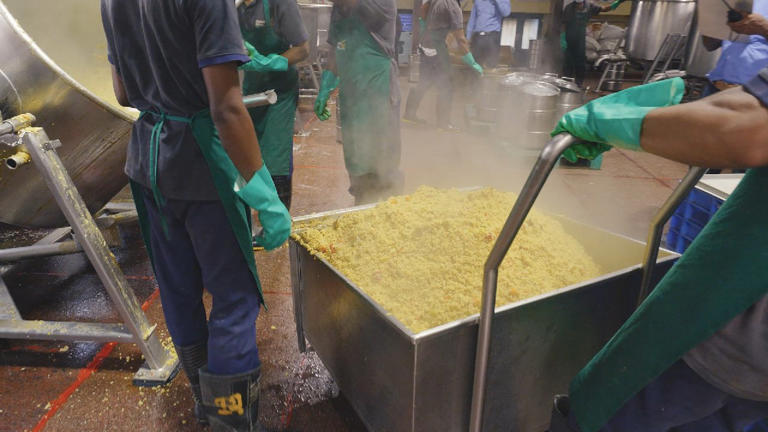 Byliśmy w kuchni, która karmi dwa miliony dzieci dziennie. Tak wygląda ...