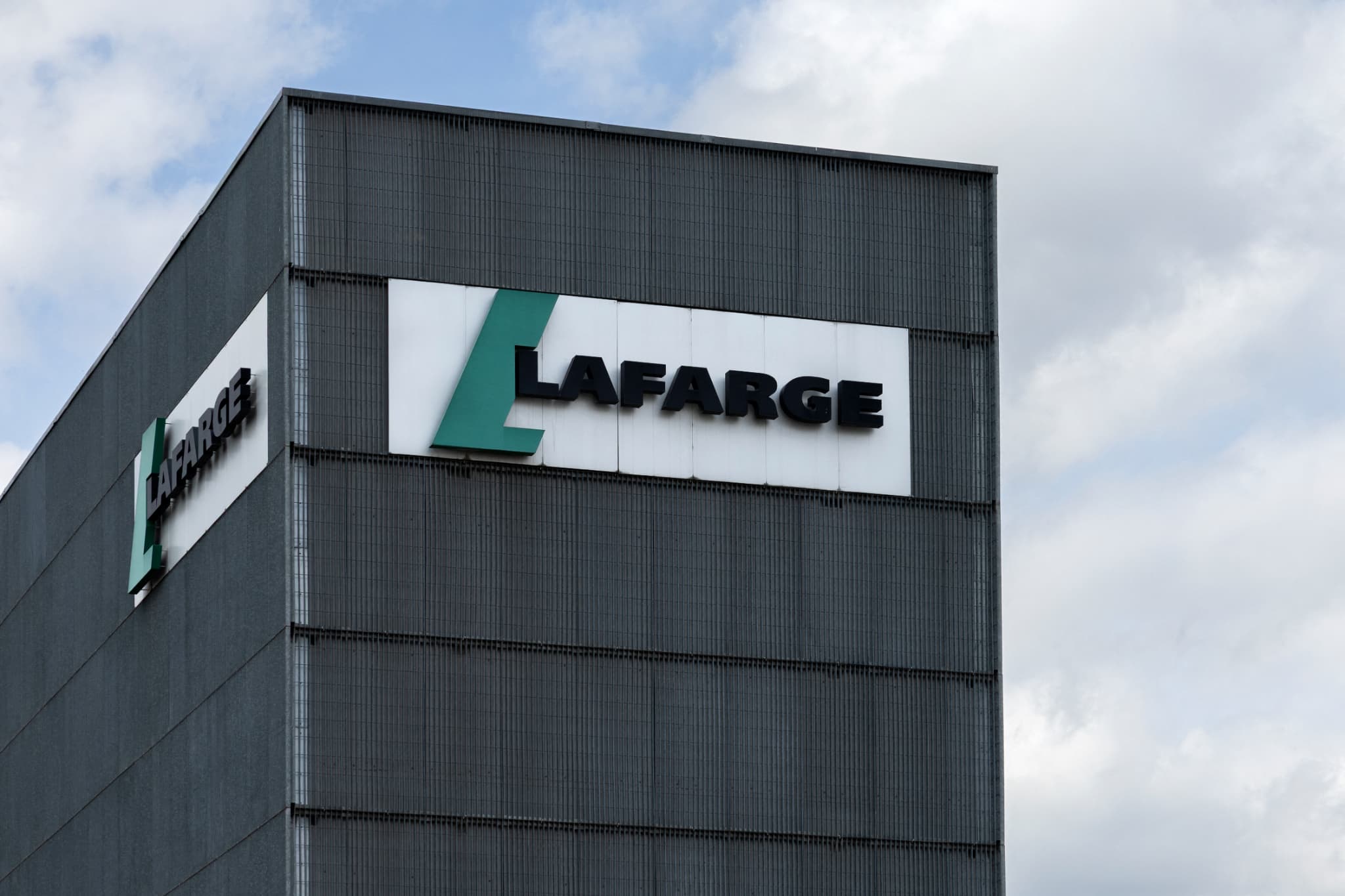 Procès Lafarge: "Quand on verse des fonds à Daesh, on sait à quoi ça va ...