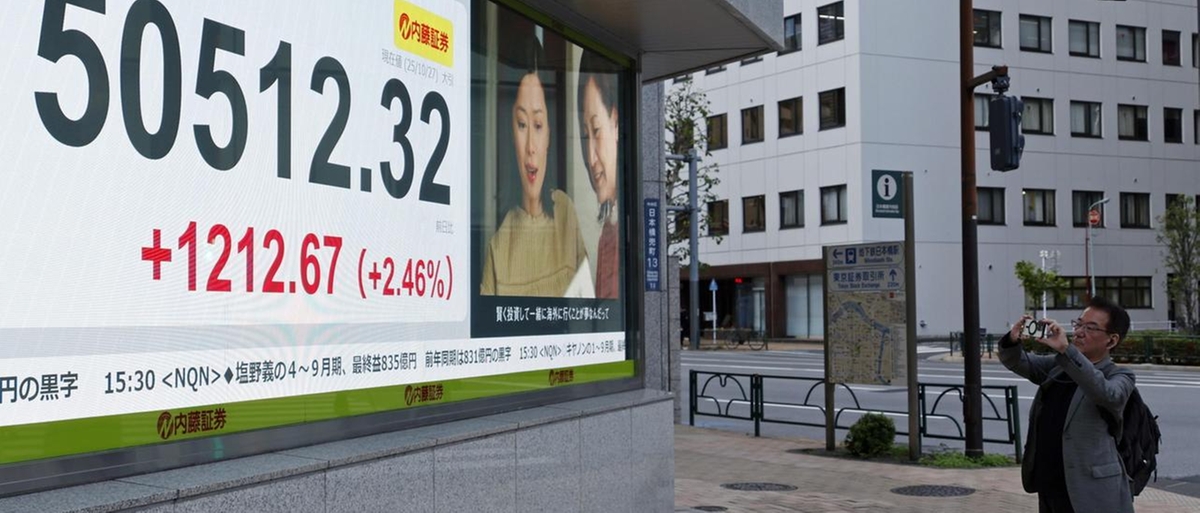 Borsa: Asia in rosso, pesa il comparto tecnologico, Tokyo -1,74%
