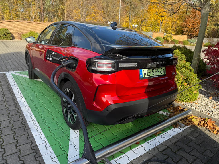Jeździłem Citroënem ë-C4. Elektryczny SUV to zawodnik klasy miejskiej