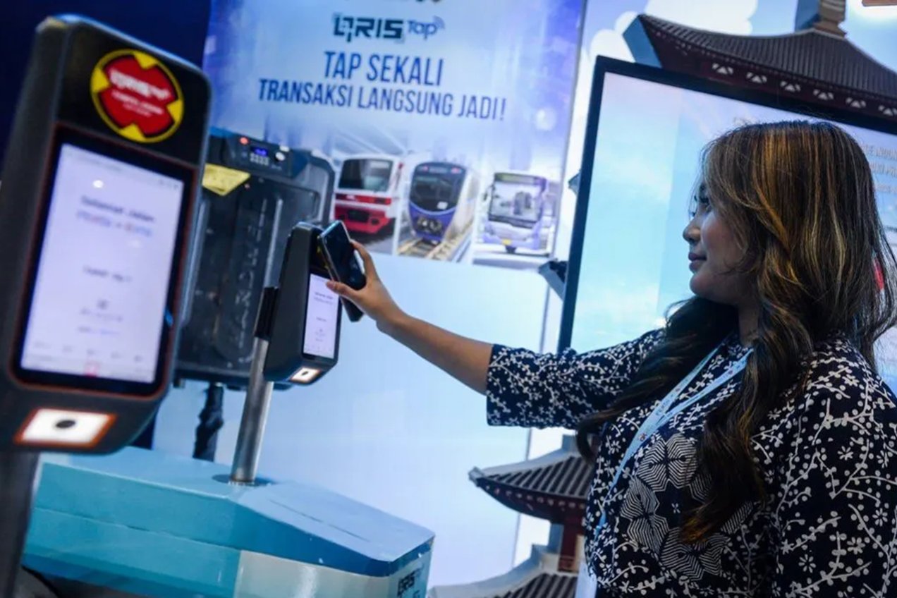 BI Rilis QRIS Tap In-Tap Out, Ini Cara Naik MRT, LRT, TransJakarta ...