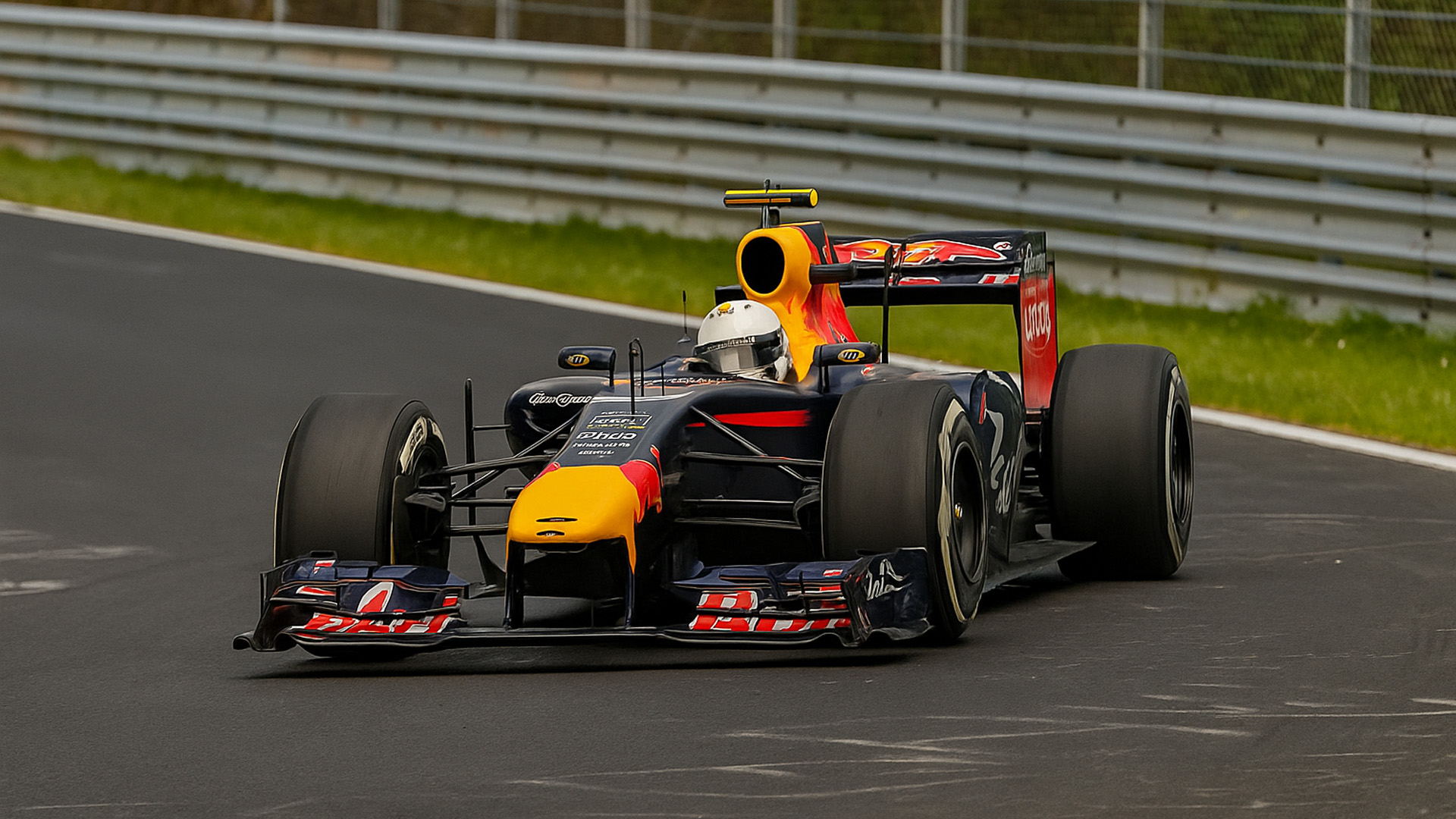 Vettel pilote une F1 Red Bull sur le Nürburgring – Son V8 et hommage à ...