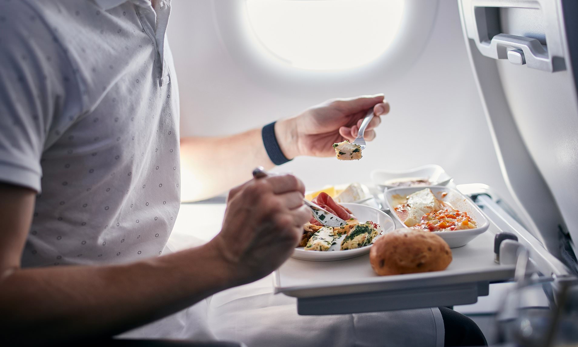 Passenger goes on angry rant as seatmate starts eating before whole row ...