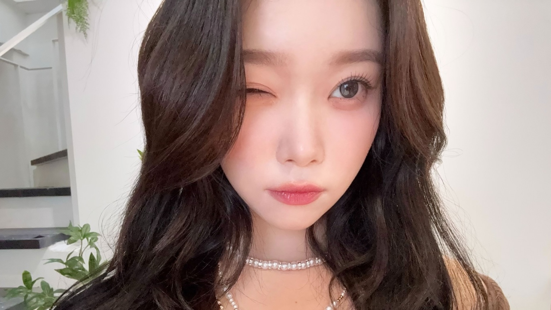 "Horse legs": This Japanese singer is deemed "too muscular"