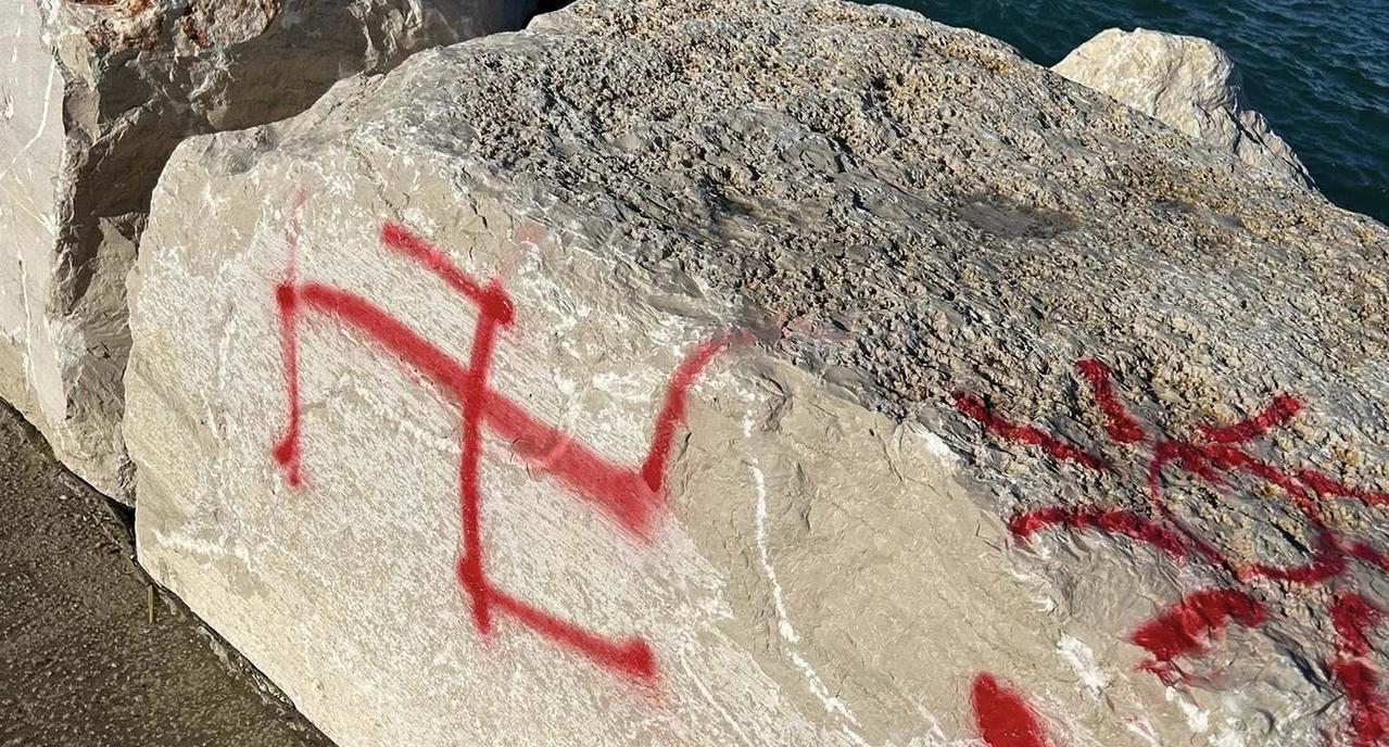 Vandali imbrattano i massi. Svastiche e scritte oscene