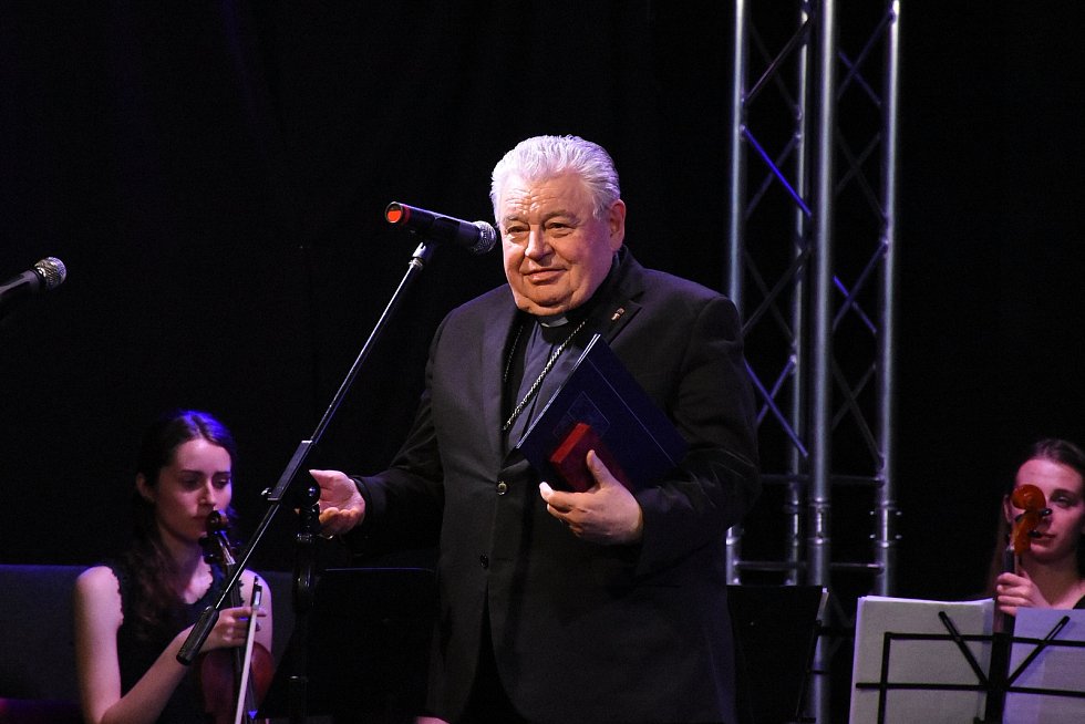 Duka častokrát budil kontroverze. Mší za Kirka či kritikou transgender ...