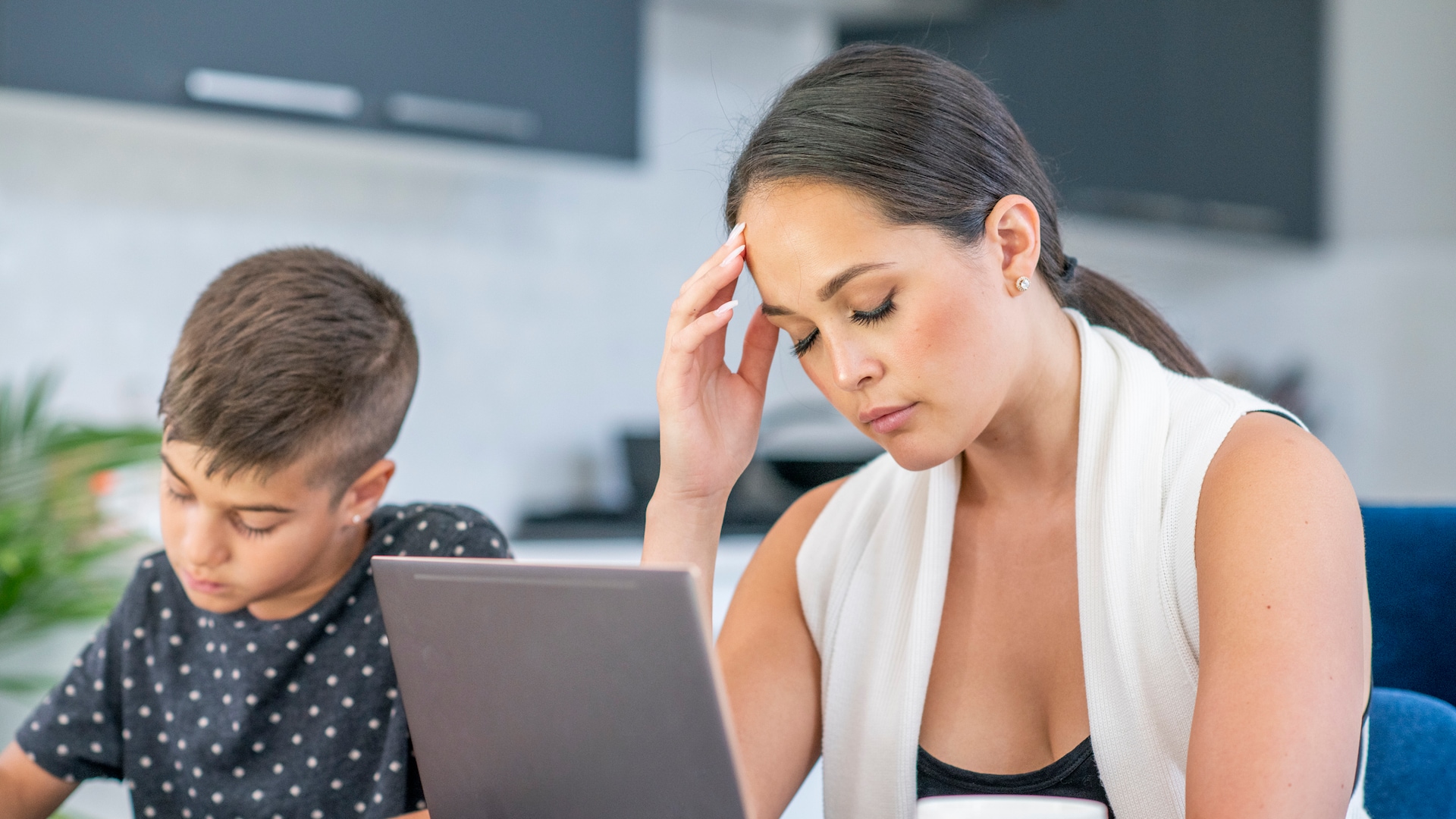 3 Vollzeitjobs und Mutterschaft: Nach Krankheit muss sie Ex-Arbeitgeber ...