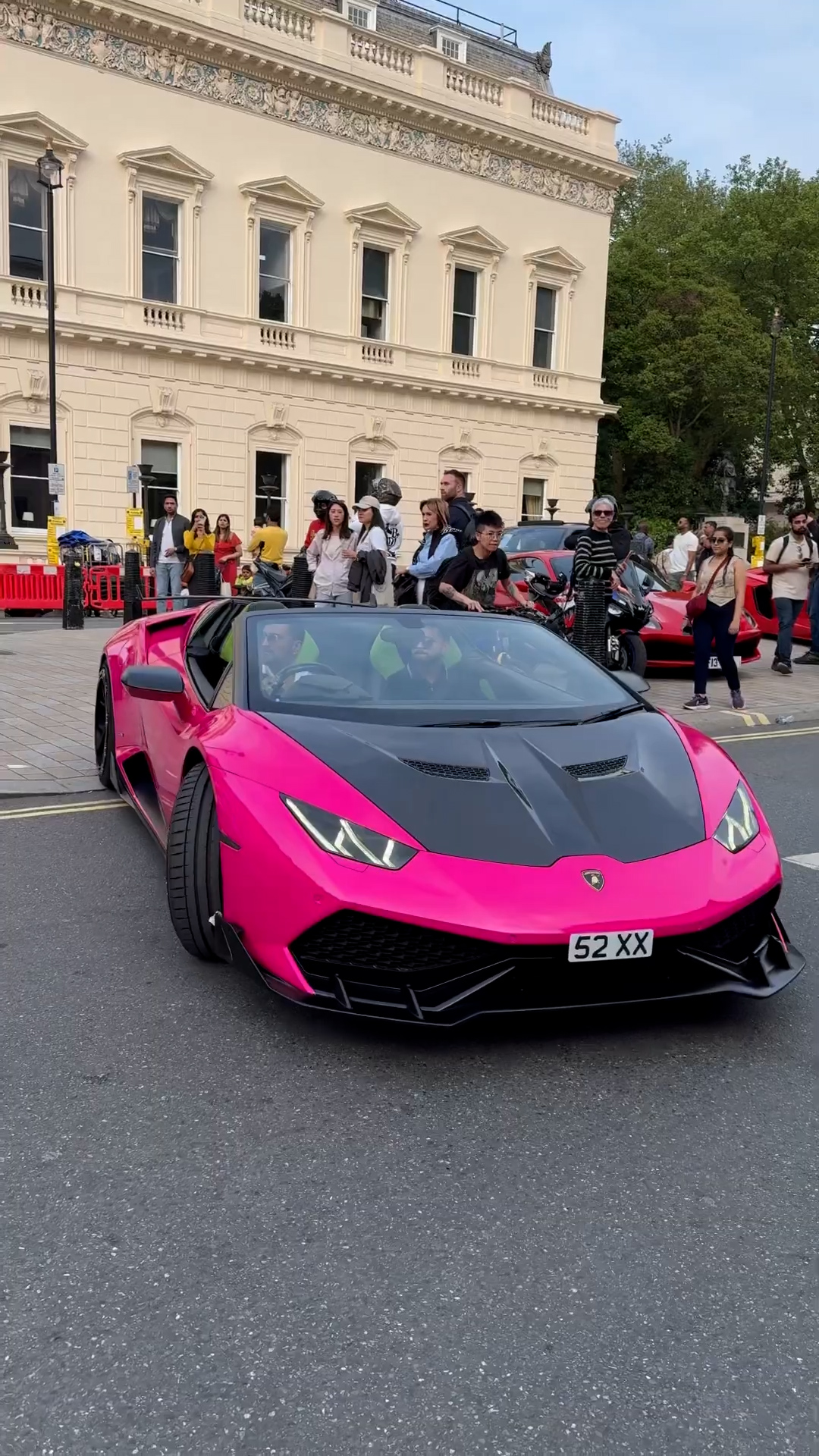 Bright Pink Huracan Stuns the Crowd