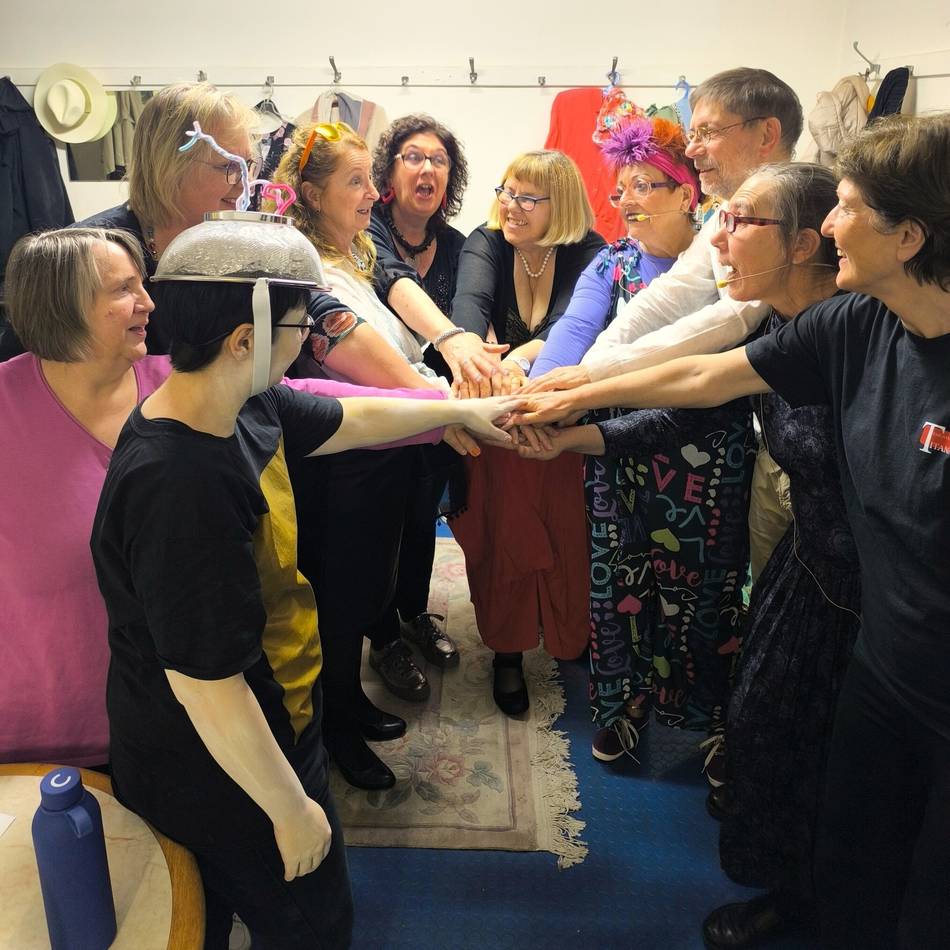 Titania Völklingen feiert Premiere von „Mona’s Chatroom“