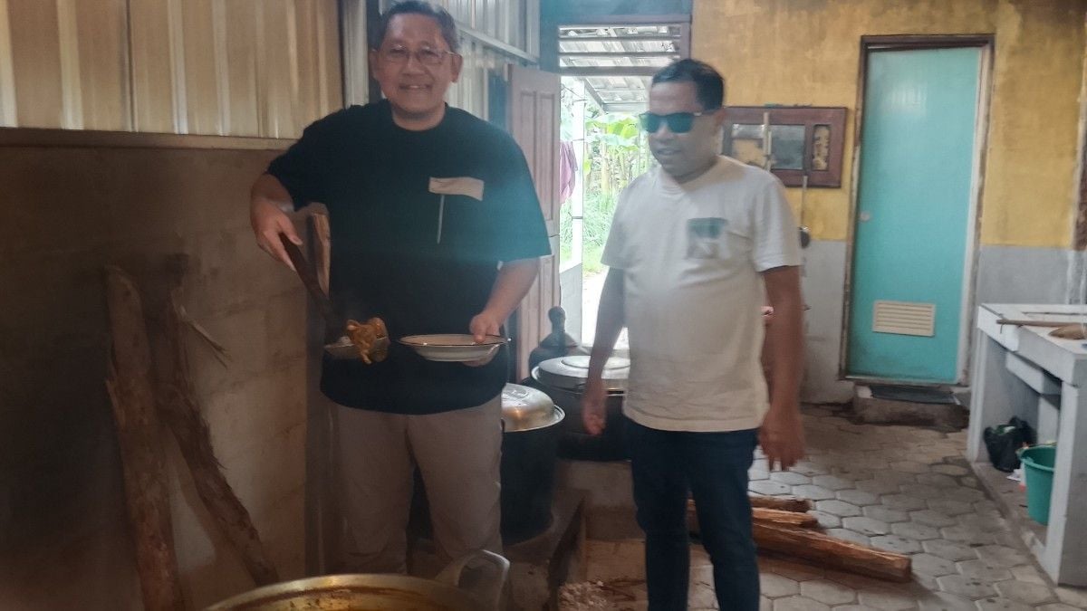 Anas Urbaningrum Singgah di Warung Enthok Nini Kenter Cilongok, Dorong ...