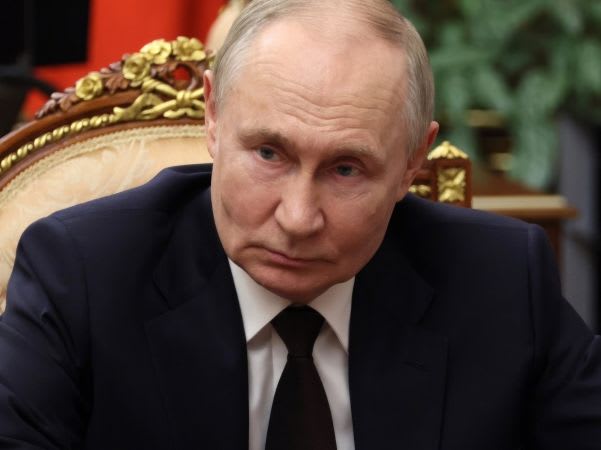 Wladimir Putin: Kreml-Kriegskasse unter Beschuss - Putin-Raffinerie ...