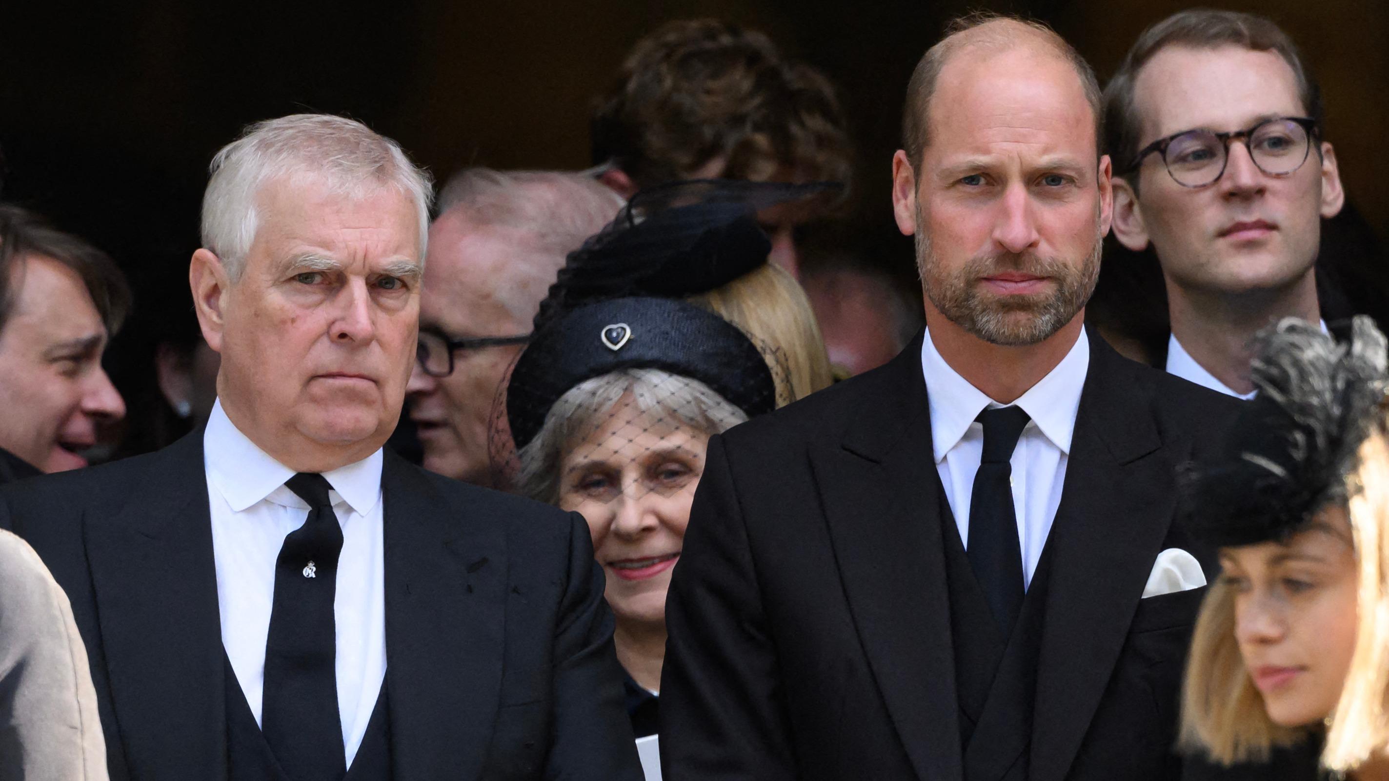 Le prince William se jetant dans les bras de son oncle Andrew : cette vidéo des jours heureux ...