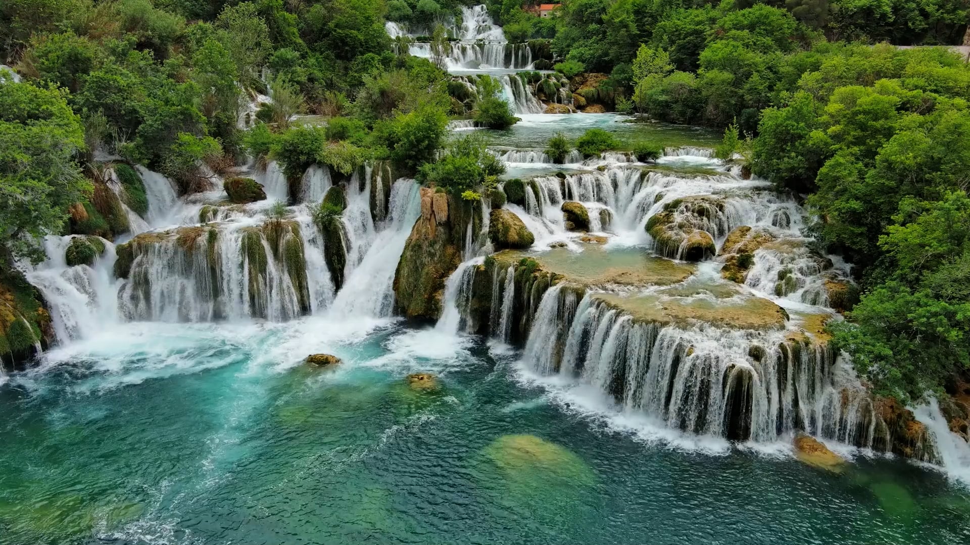 Drone Menjelajahi Krka, Kroasia: Taman Nasional Air Terjun dan Kolam