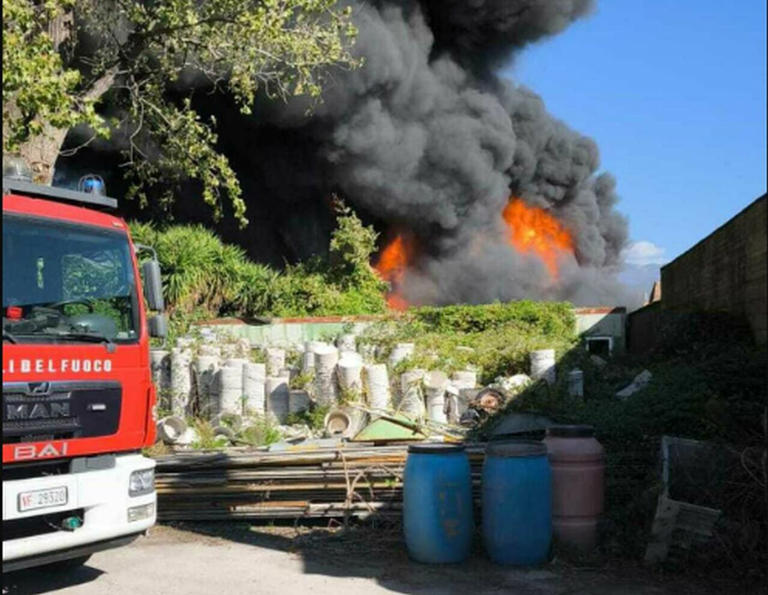 Incendio tra Palma Campania e San Gennaro Vesuviano, la colonna di fumo ...