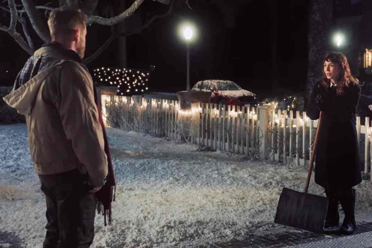 Macaulay Culkin estrela comercial natalino e reprisa seu inesquecível ...