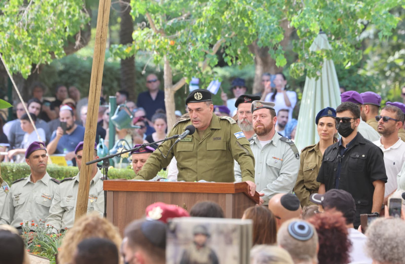 Thousands pay tribute to Col. Asaf Hamami at Kiryat Shaul military cemetery