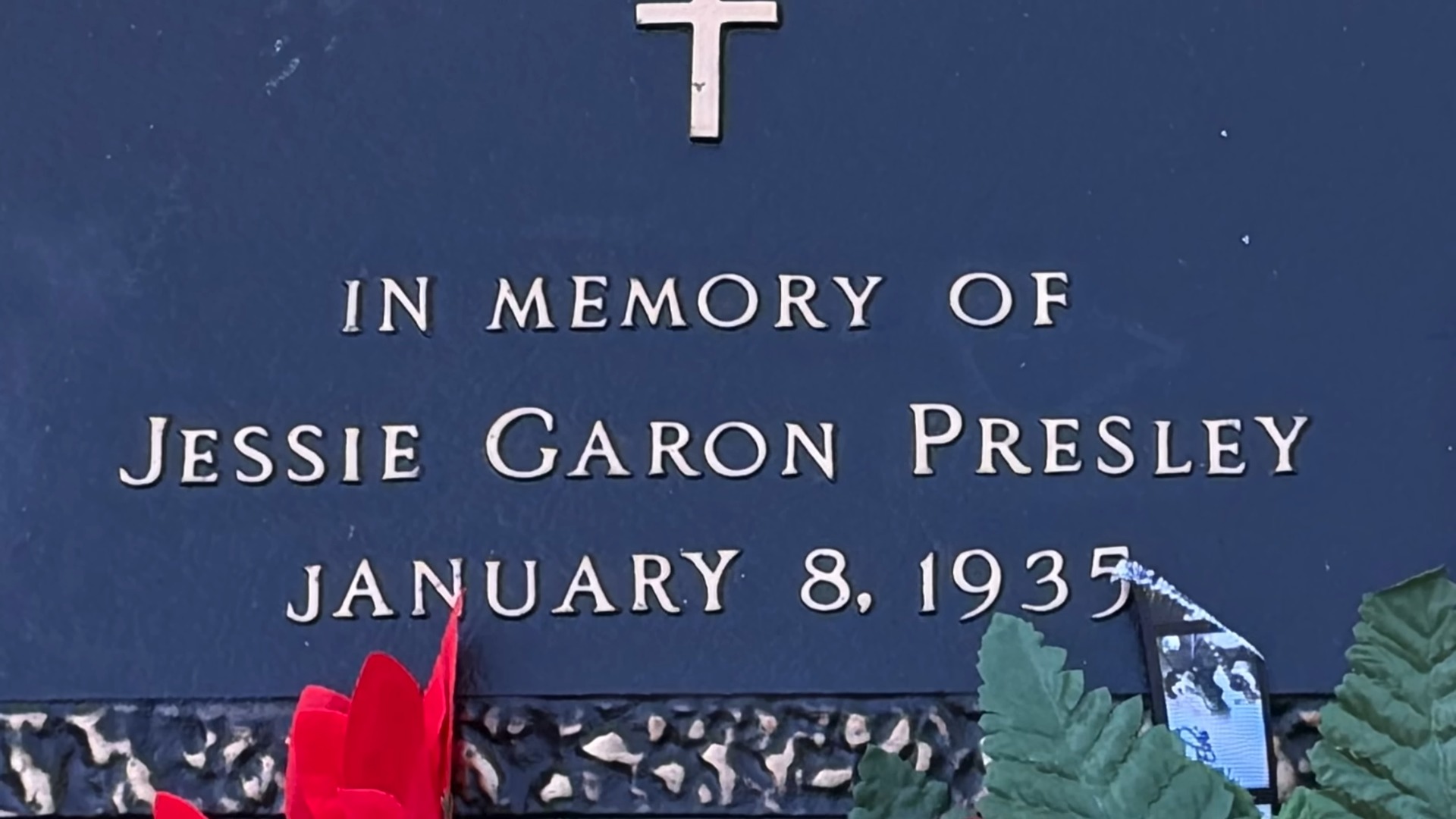 What Elvis Presley’s Twin Burial Spot Reveals About His Past